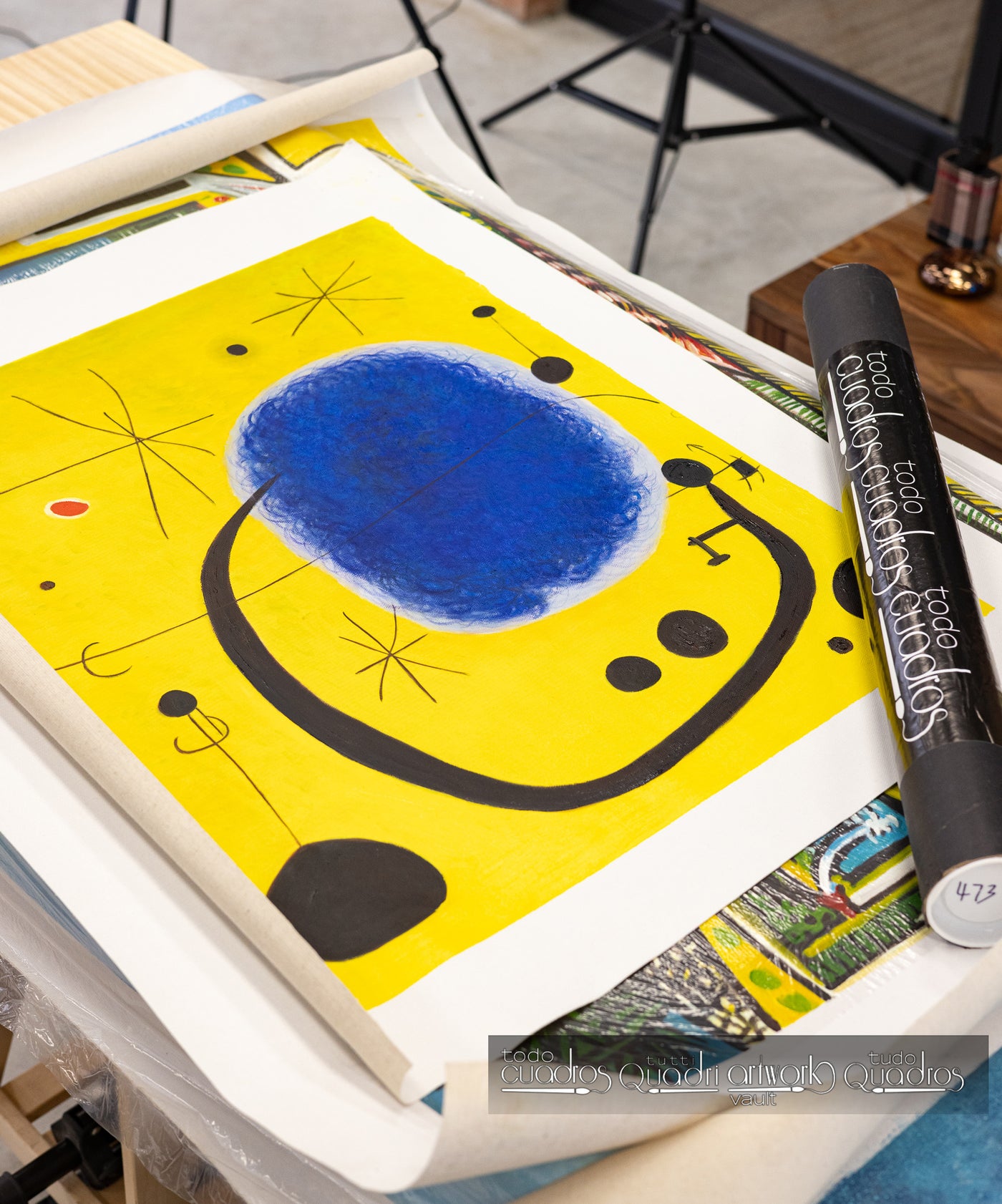 O ouro do firmamento de Miró, quadro de cores fortes.